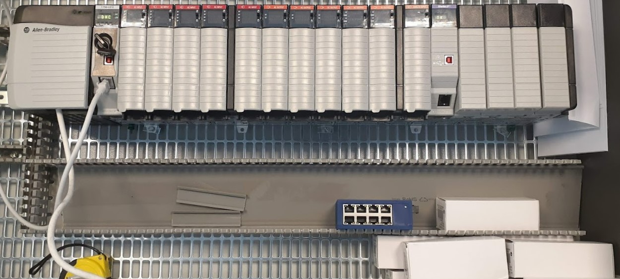 Mise à niveau de l'automate programmable Allen Bradley de la machine ...